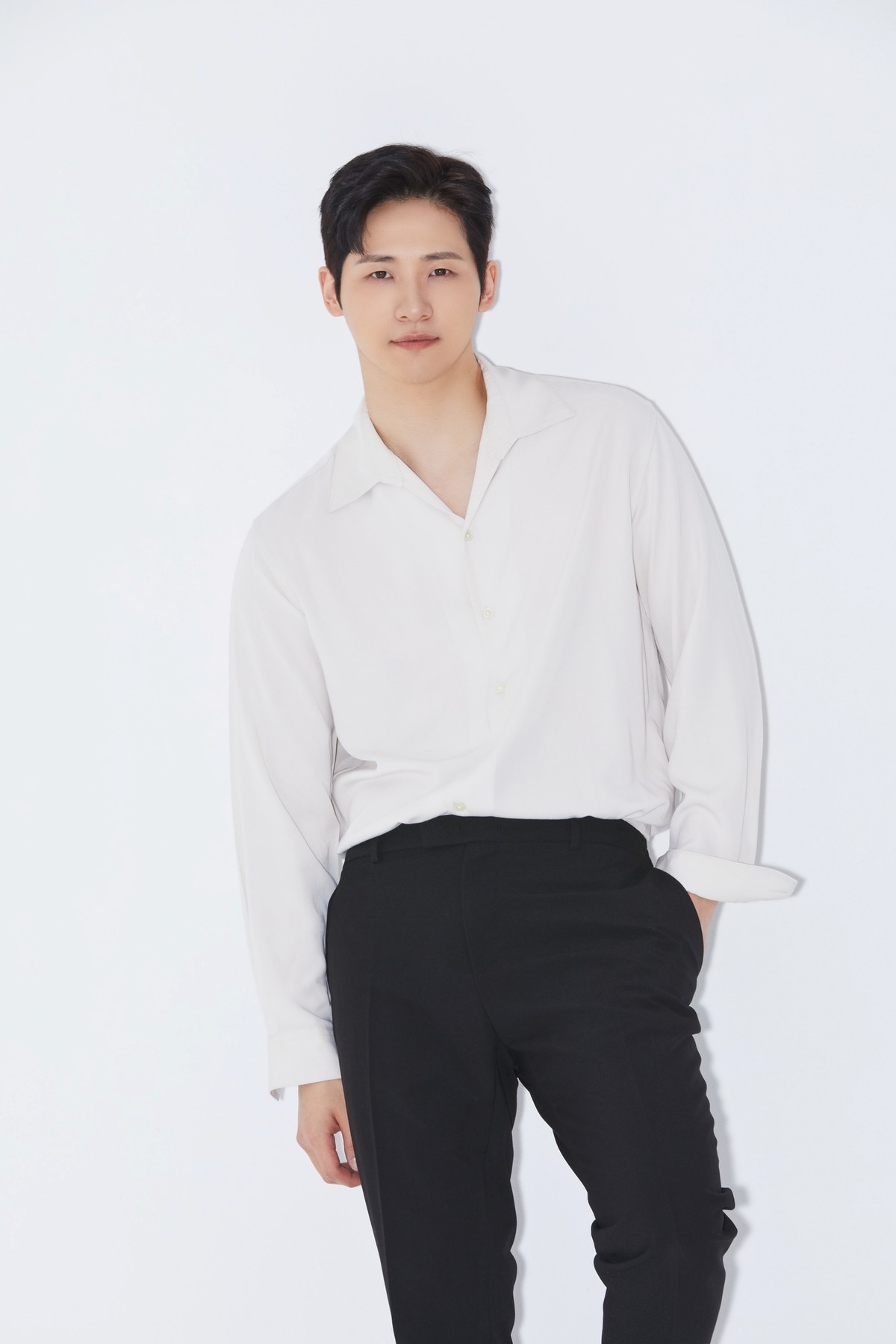 B1A4 신우, '2025 푸에르자 부르타' 첫 공연 성료…강렬 존재감 - 머니S