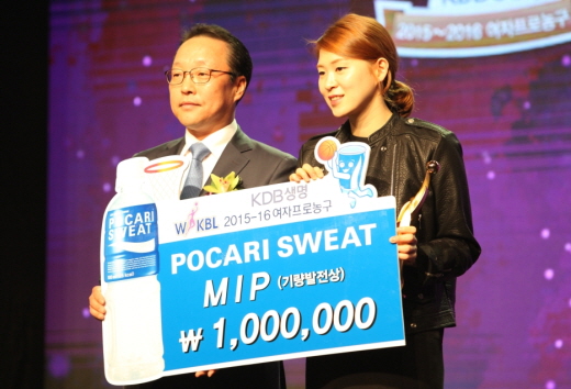 신한은행 윤미지, 여자프로농구(WKBL) '포카리스웨트 MIP' 수상 - 머니S
