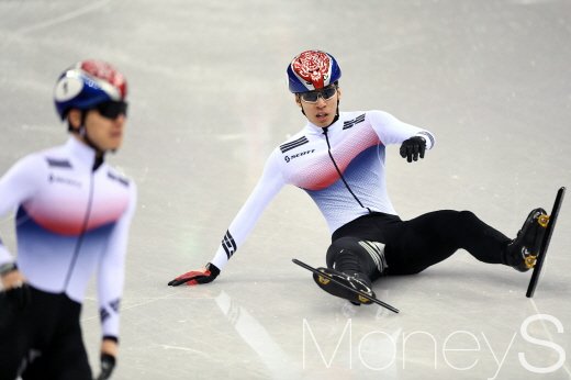 [머니S포토] 넘어진 황대헌, 쇼트트랙 1000m 탈락 - 머니S