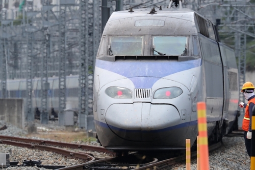 '미확인물체 충돌' 서울행 KTX 1시간40분 지연 운행 - 머니S