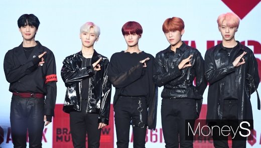 [머니S포토] AB6IX(에이비식스), 완전체로 화려한 데뷔 - 머니S