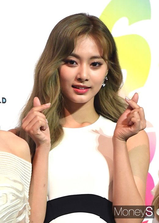 [머니S포토] 트와이스 쯔위 '원스한테 보내는 하트'(2019 SOBA) - 머니S