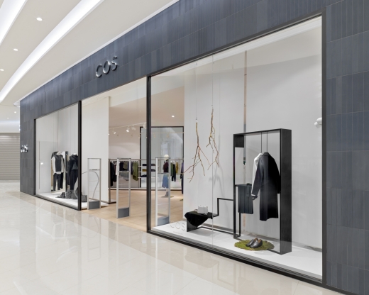 COS, 롯데몰 수지점 매장 오픈… 모던한 인테리어 - 머니S