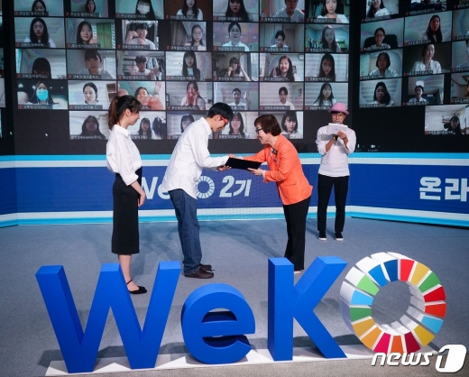 [사진] 위코2기 국민서포터즈에게 위촉장 전달하는 이미경 이사장 - 머니S