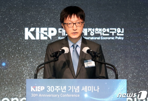 [사진] 개회사하는 김흥종 KIEP 원장 - 머니S