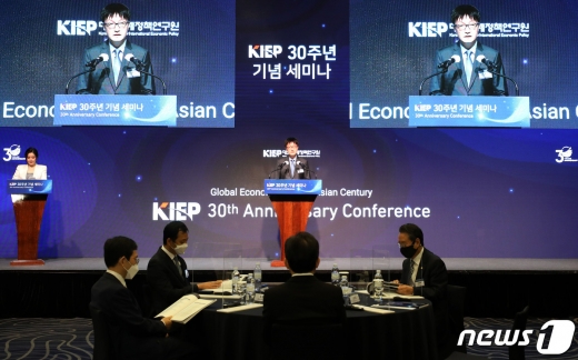 [사진] 개회사하는 김흥종 KIEP 원장 - 머니S