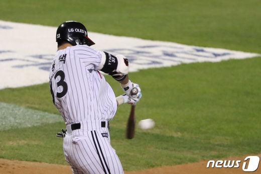 [사진] LG 박용택, KBO리그 최초 2500안타의 순간 - 머니S