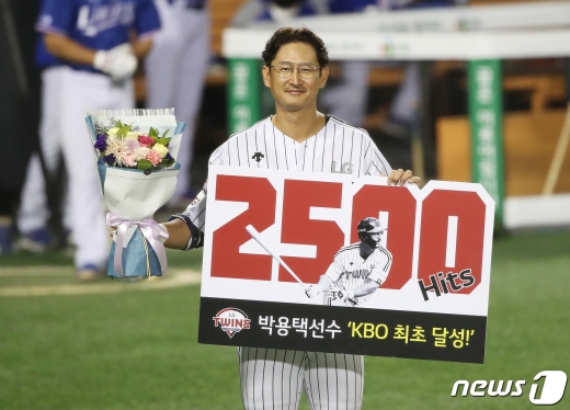 [사진] '2500안타' 박용택, KBO리그 최초 대기록 세우다 - 머니S