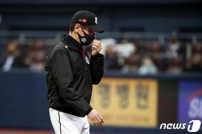 [PO] 이강철 감독 "두산은 강했다…KT 팀 전체가 MVP" - 머니S