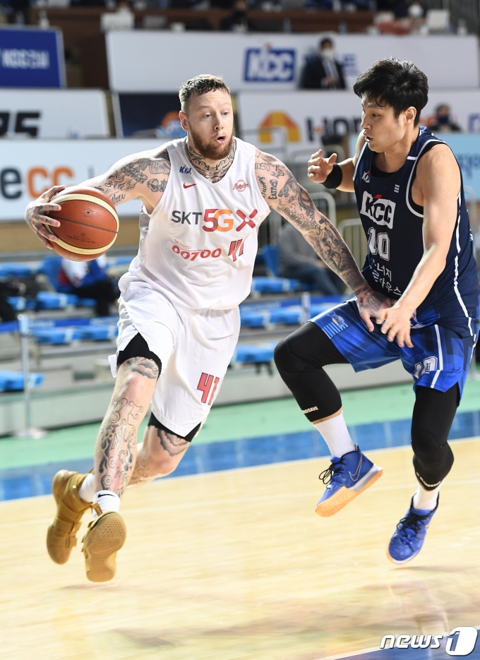 프로농구 SK, 선두 KCC 13연승 제동 걸었다…미네라스 30점 - 머니S