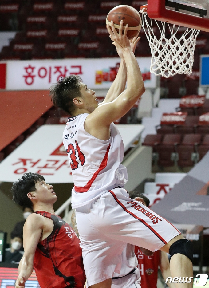 [사진] 장재석 'KGC 골밑 초토화' - 머니S