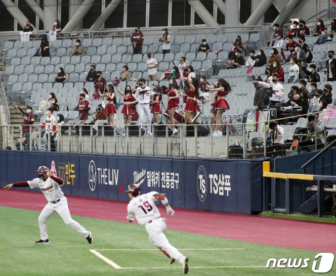 [사진] 반갑다! 2021 KBO리그! - 머니S