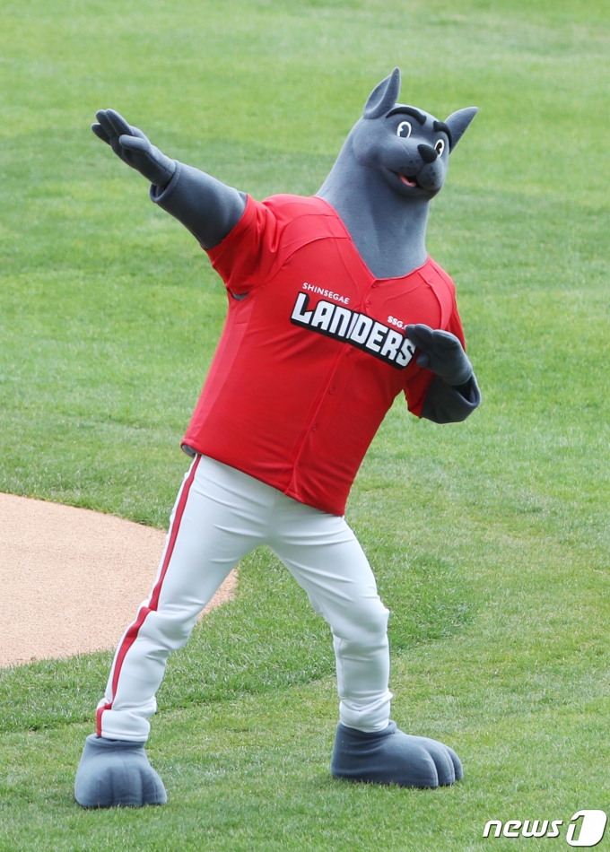 [사진] 시구전 포즈 취하는 SSG 랜더스 마스코트 랜디 - 머니S