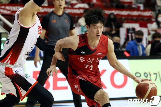 '전성현 3점슛 5방' KGC, KT 누르고 PO 1차전 승리 - 머니S