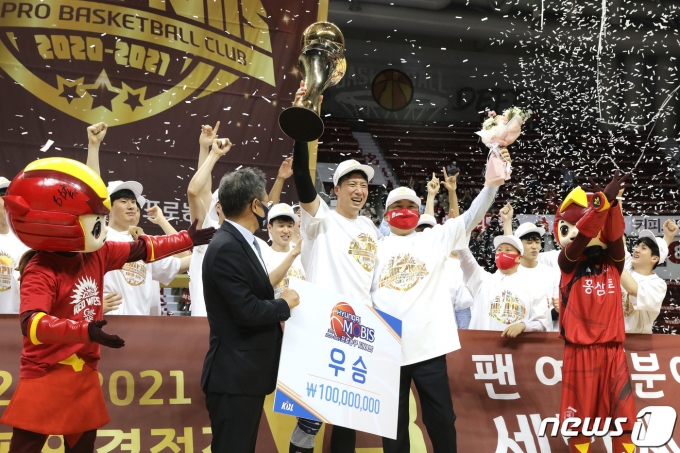 [사진] KGC 인삼공사, PO 10전 전승으로 프로농구 우승 - 머니S