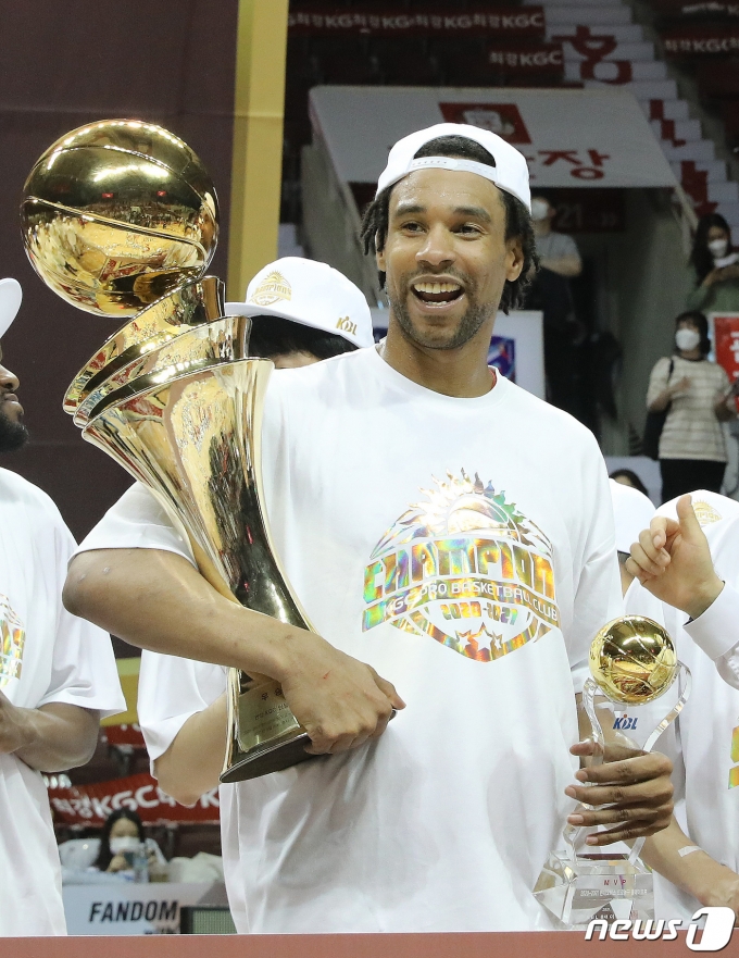 [사진] KGC 설린저 '우승·MVP 트로피 양손에' - 머니S