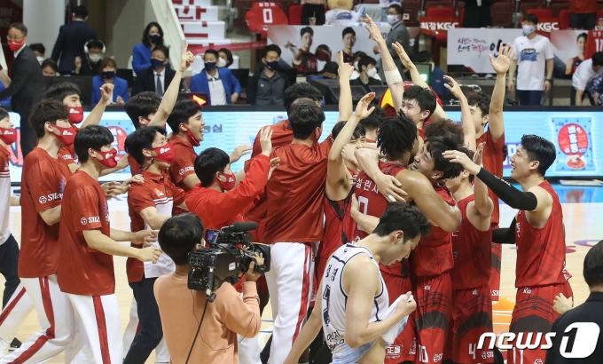 [사진] 안양 KGC, KCC 꺾고 챔피언결정전 우승 - 머니S