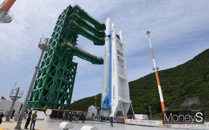 [머니S포토] 한국형발사체 '누리호' 발사대 기립 완료 - 머니S