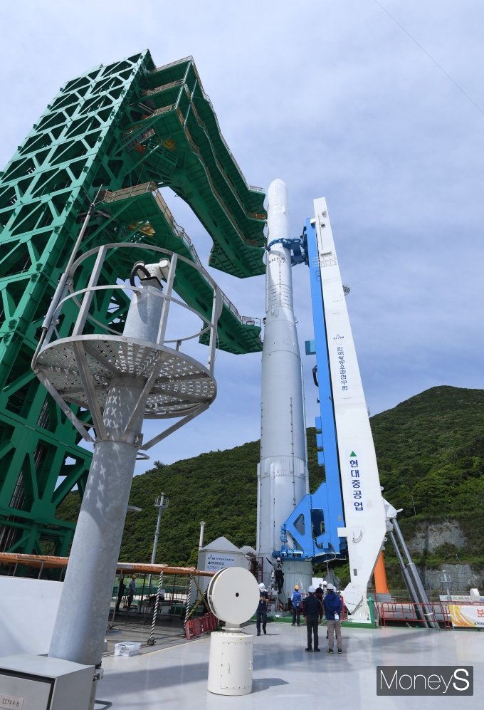 [머니S포토] 발사대 기립 성공한 '누리호'의 웅장한 자태 - 머니S