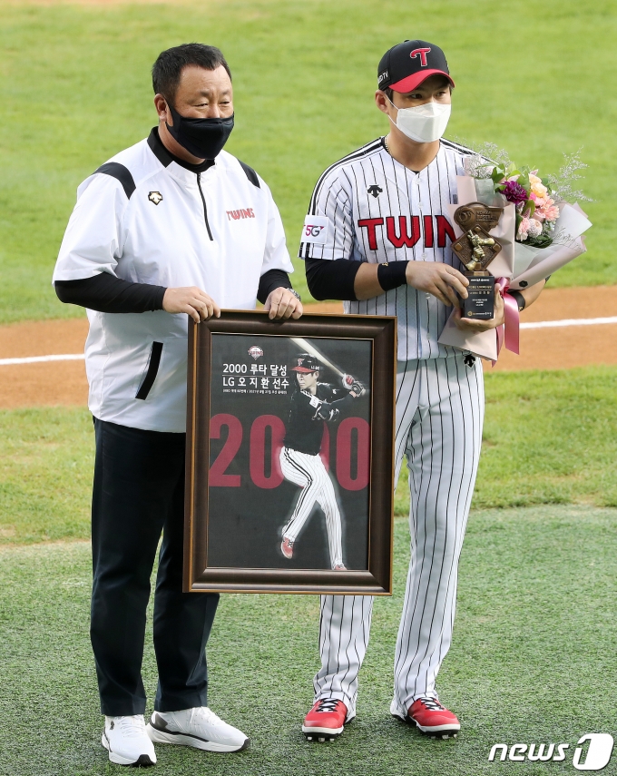 [사진] 오지환 'KBO 역대 60번째 2000루타 달성' - 머니S