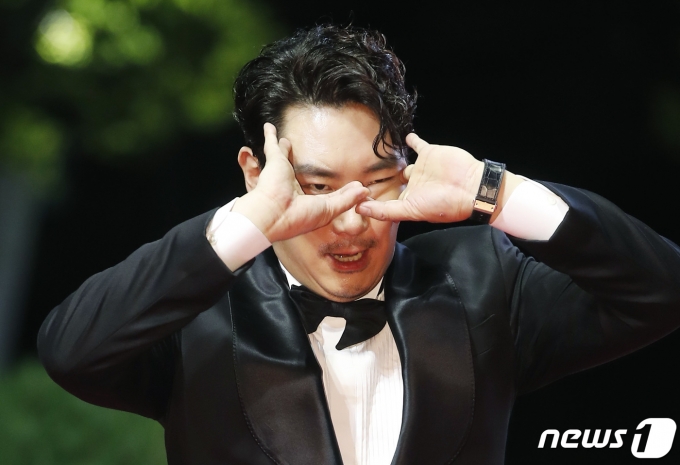 봉준호·유아인·송중기, 빛나는 존재감…부국제 레드카펫 화려한 부활 [BIFF] - 머니S