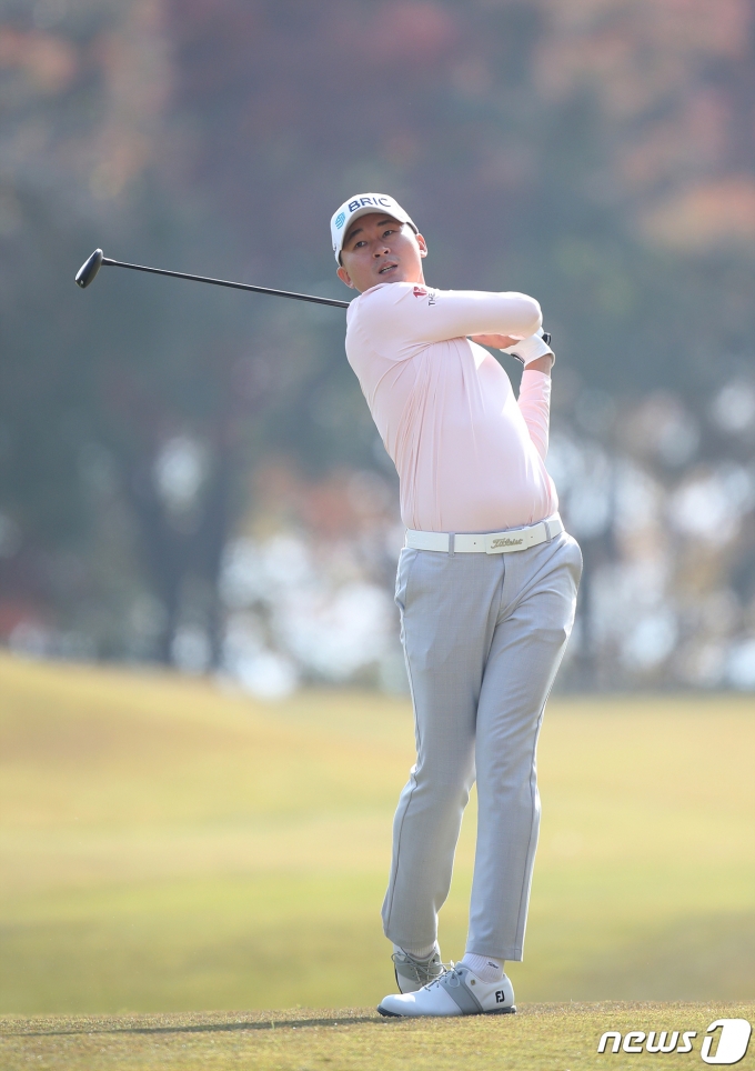 이성호, KPGA LG 시그니처 2R 단독 선두…13년 만에 첫 우승 도전(종합) - 머니S