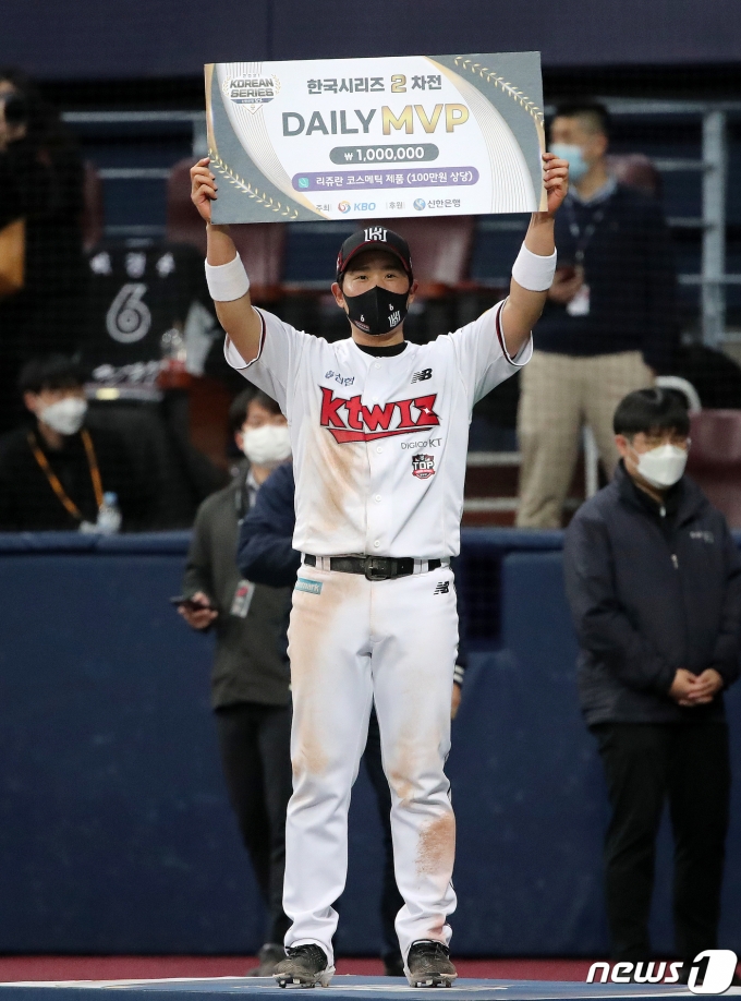 [사진] KS 2차전 데일리 MVP에 선정된 박경수 - 머니S