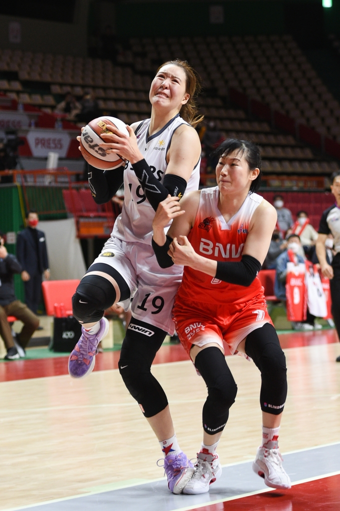 '박지수 32득점' KB, BNK에 진땀승…개막 8연승 질주 - 머니S