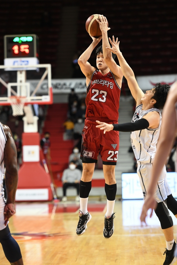 '3점슛 15개 폭발' KGC, KCC 제압하고 5연승…2위 KT 1경기 차 추격 - 머니S