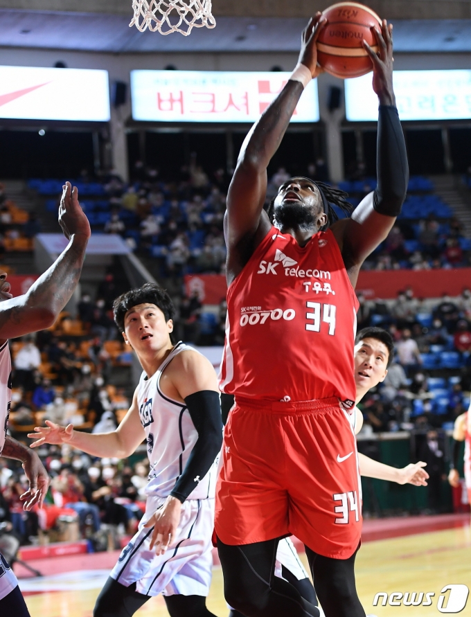 '17점 차 뒤집기' SK, KCC 제압…워니, 42점·15리바운드 '펄펄' - 머니S
