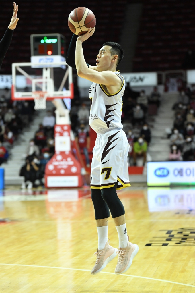 '이관희 3점슛 7개' LG 3연승 질주…KGC 스펠맨 활약에도 2연패 - 머니S