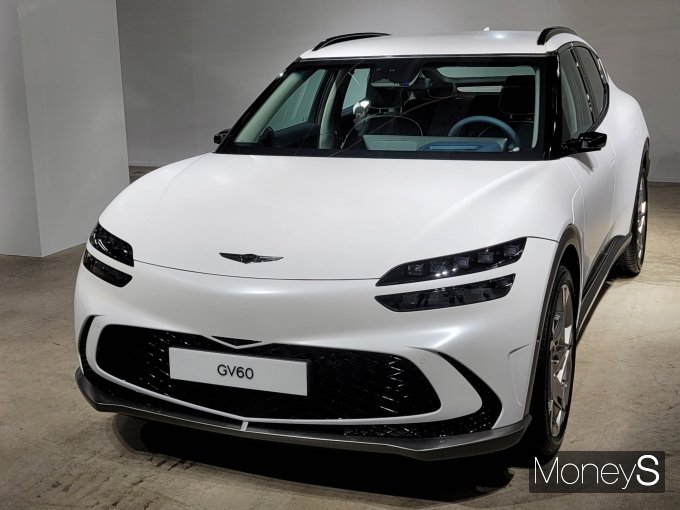 자동차 기자가 뽑은 12월의 차 ‘제네시스 GV60’… “최대 451km 주행” - 머니S