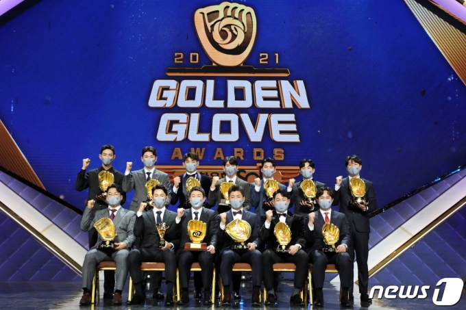 [사진] 2021 KBO 골든글러브 수상자들 - 머니S