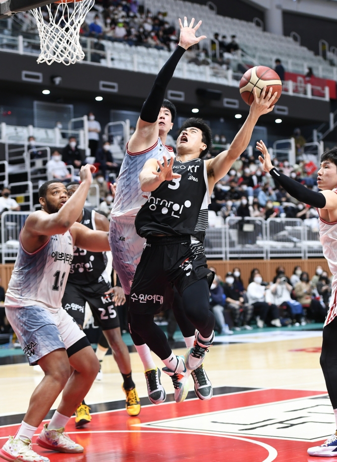 '정성우 19득점' KT 5연승 질주 신바람…KGC 8연승 실패 - 머니S