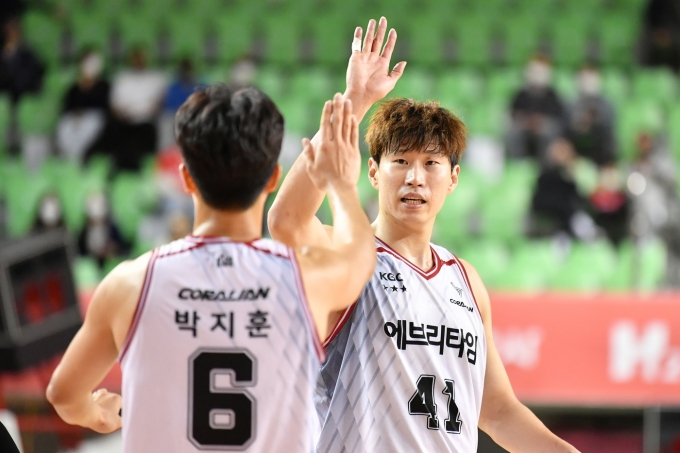 '오세근 31점' KGC, 가스공사에 3연승…4강 PO서 KT와 격돌 - 머니S