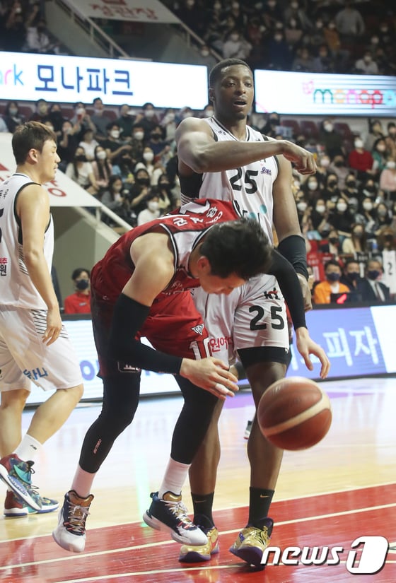 [사진] KT 라렌에 의해 넘어지는 KGC 문성곤 - 머니S