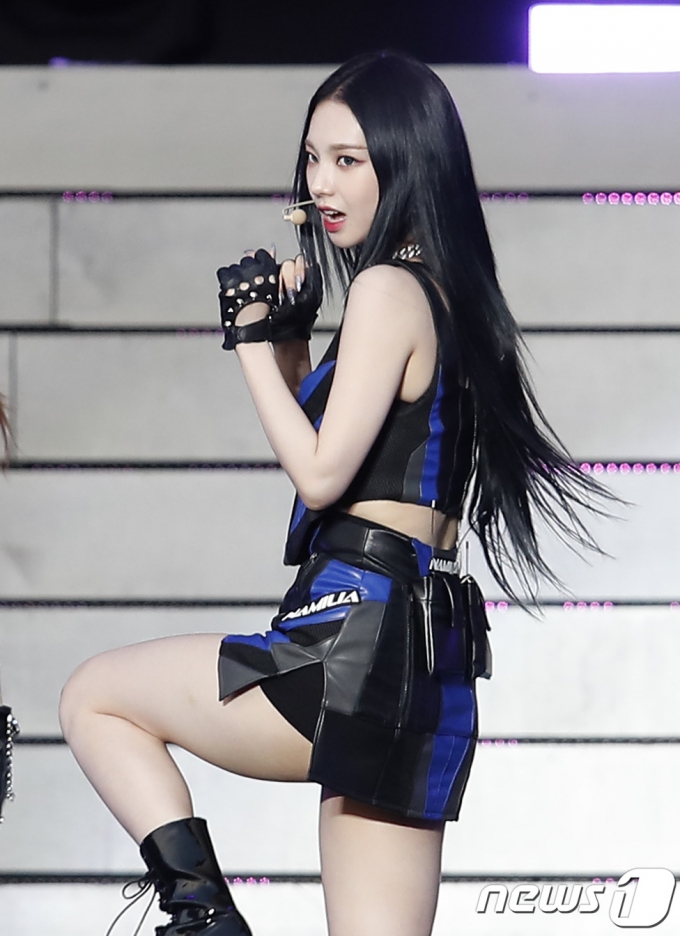 [사진] 에스파 카리나, 강렬한 떨림 - 머니S