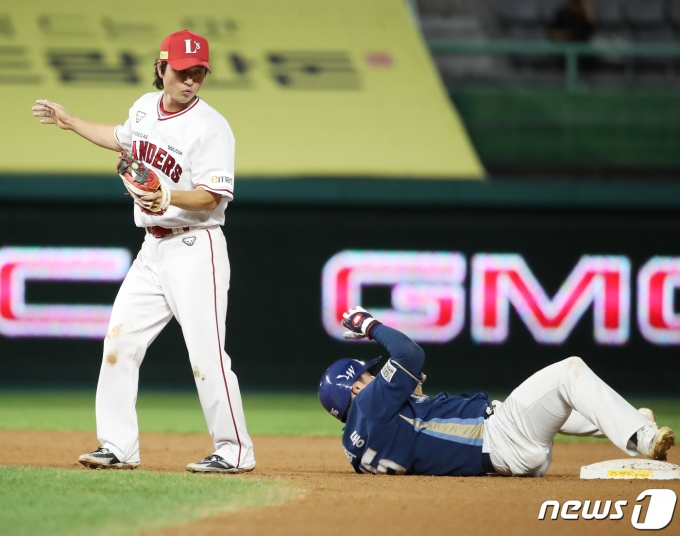 [사진] 넘어진 NC 권희동 바라보는 SSG 김성현 - 머니S