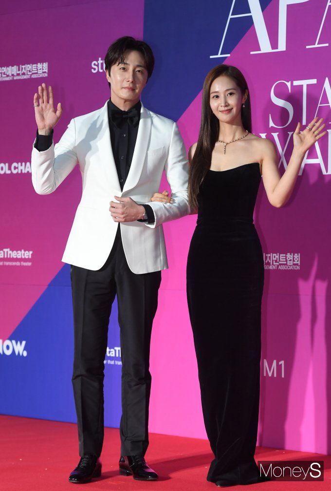 [머니S포토] 정일우·권유리 '2022 에이판 스타 어워즈 MC' - 머니S