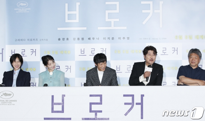 '브로커' 히로카즈 감독 "자장가 부르는 이지은, 아이유로 보일까 걱정" [BIFF] - 머니S