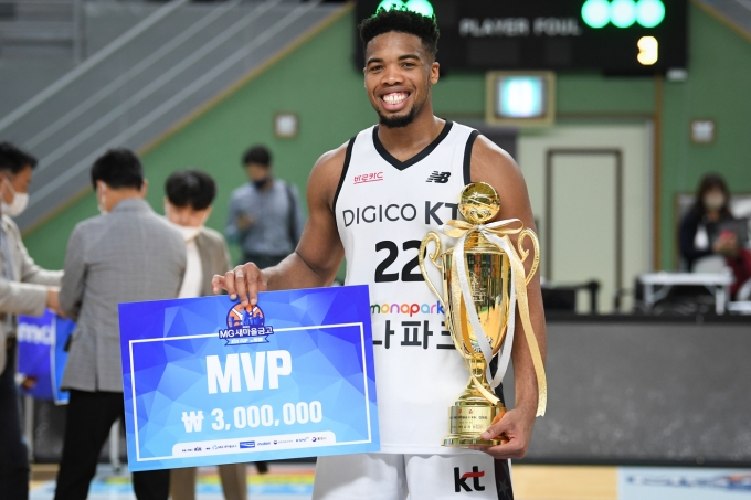 '아노시케 32점 폭발' KT, 현대모비스 꺾고 KBL 컵대회 첫 우승 - 머니S
