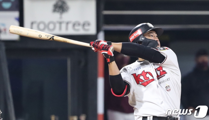 [준PO4] KT 강백호, 한현희 상대 추격의 솔로포…PS 개인 첫 손맛 - 머니S