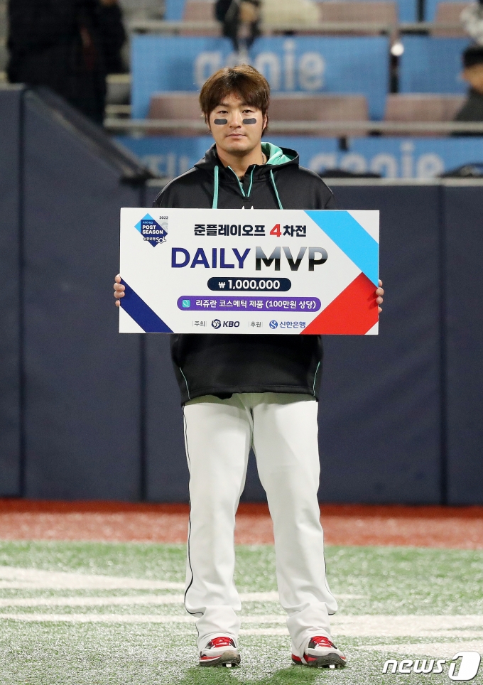 [사진] 준PO 4차전 데일리 MVP에 선정된 박병호 - 머니S