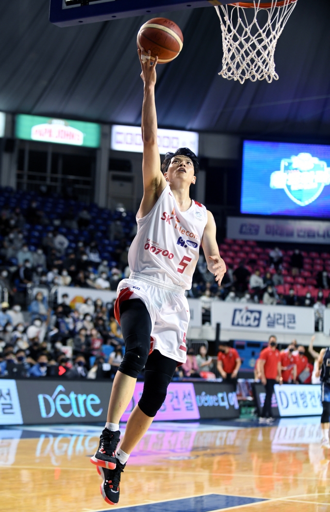 '김선형+워니 32점 합작' SK, KCC 꺾고 3연패 탈출 - 머니S