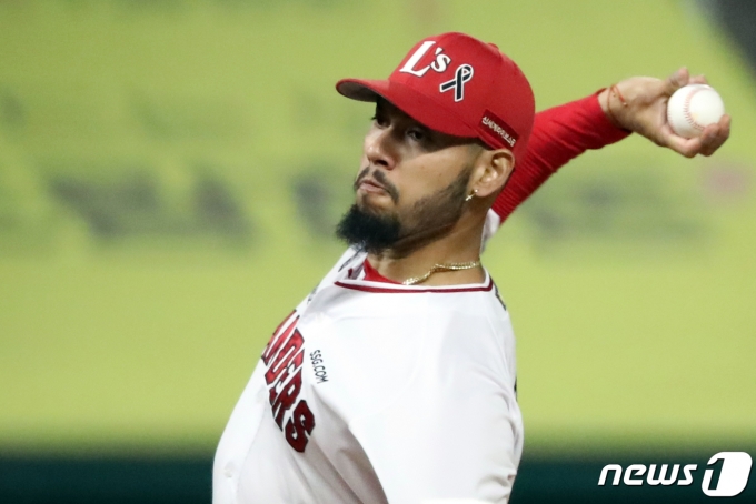 [사진] KS 2차전 '호투' 선보인 SSG 폰트 - 머니S