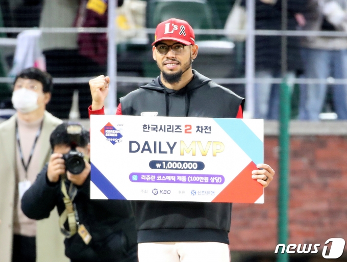 [사진] SSG 폰트, 한국시리즈 2차전 데일리 MVP - 머니S