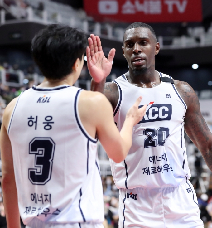 '라건아 더블더블' KCC, KT 꺾고 3연패 탈출 - 머니S