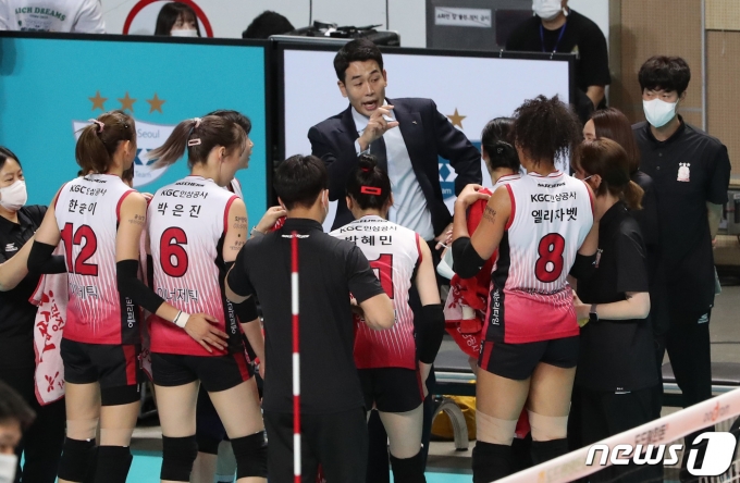 [사진] 작전타임 갖는 KGC - 머니S