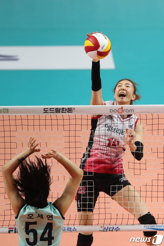 [사진] KGC 한송이 '강스파이크!' - 머니S