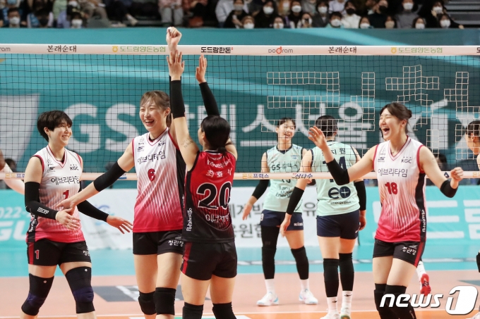 [사진] GS 상대로 승리거둔 KGC - 머니S